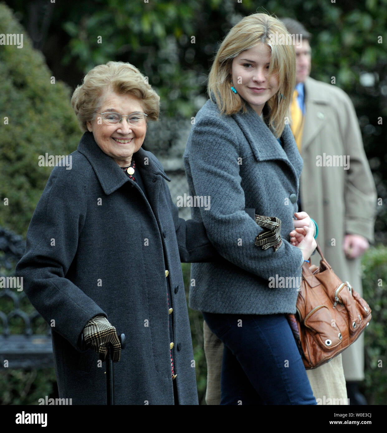First Lady Laura Bush's mother Jenna Welch (L) and daughter Jenna Bush ...
