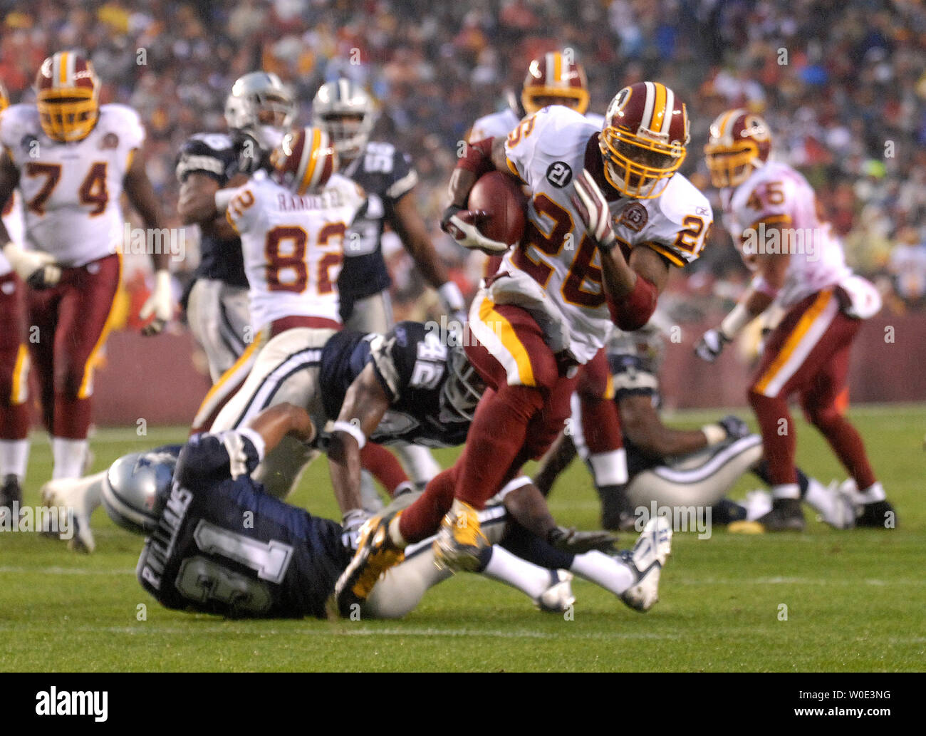 Washington Redskins running back Clinton Portis runs for a 23-yard ...
