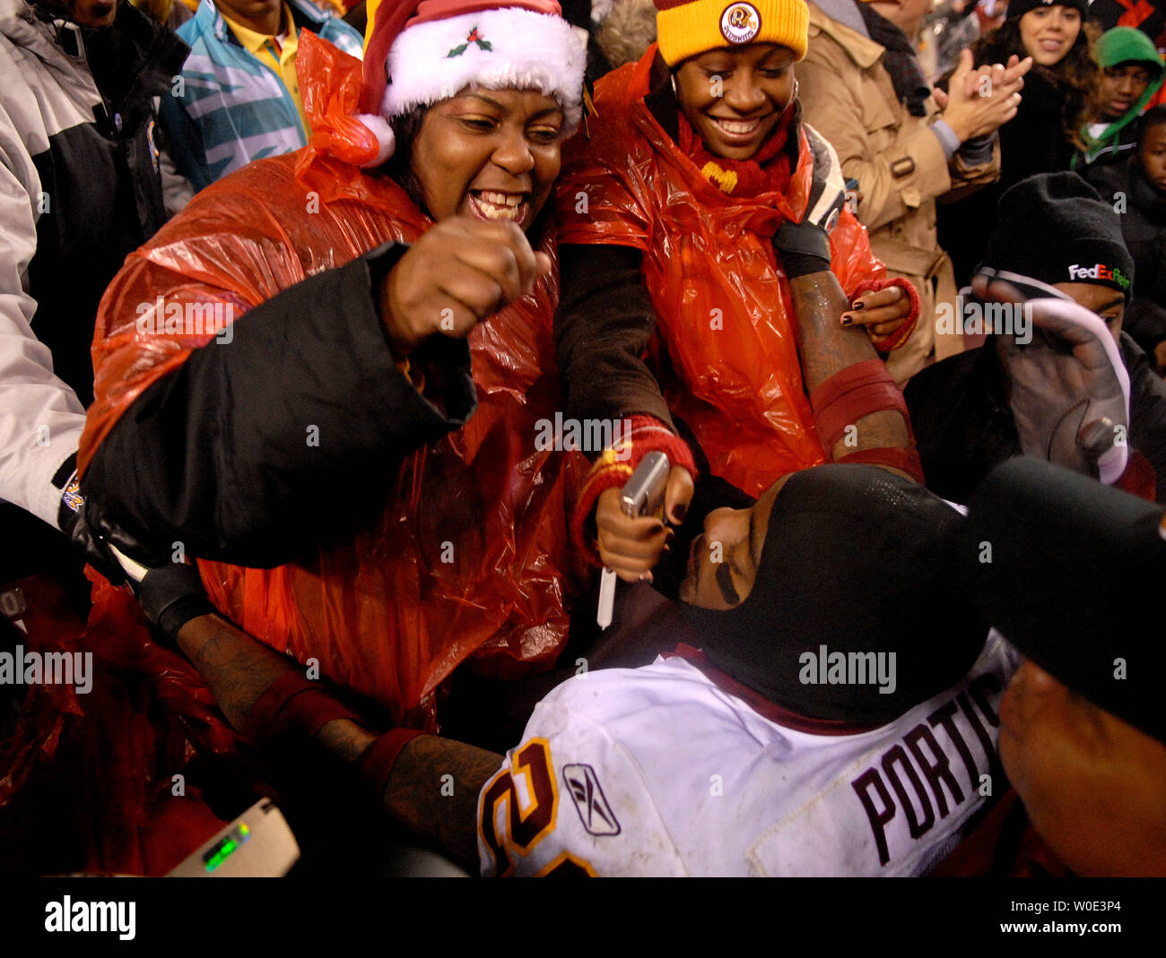 Washington Redskins running back Clinton Portis (C) hugs his mother ...