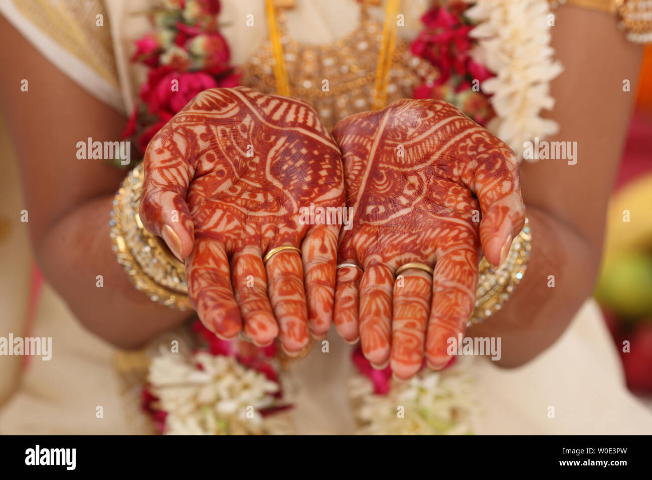 Close up of an Indian bridal hand with henna tattoo design Stock Photo ...