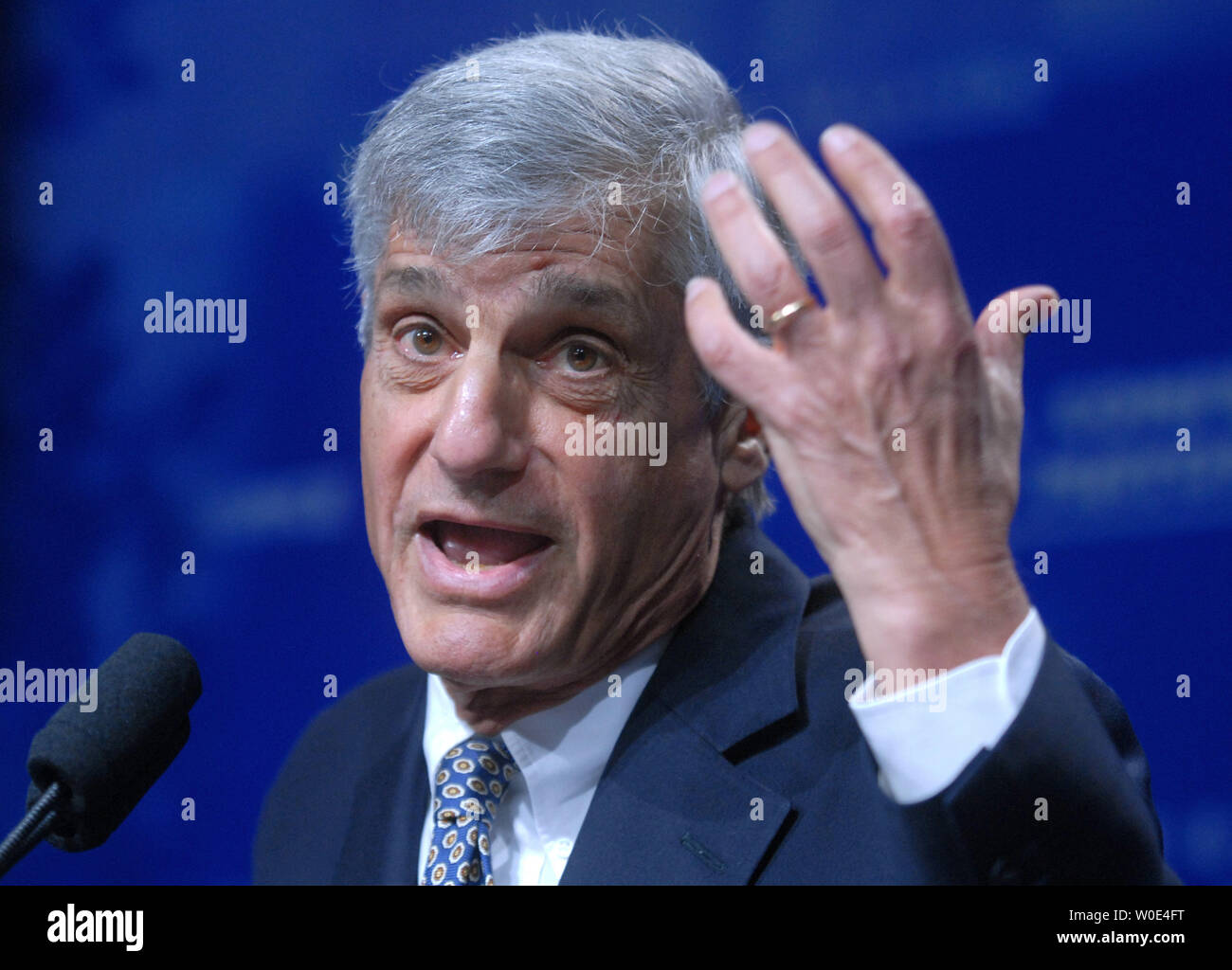 Secretary of treasury robert rubin hi-res stock photography and images ...