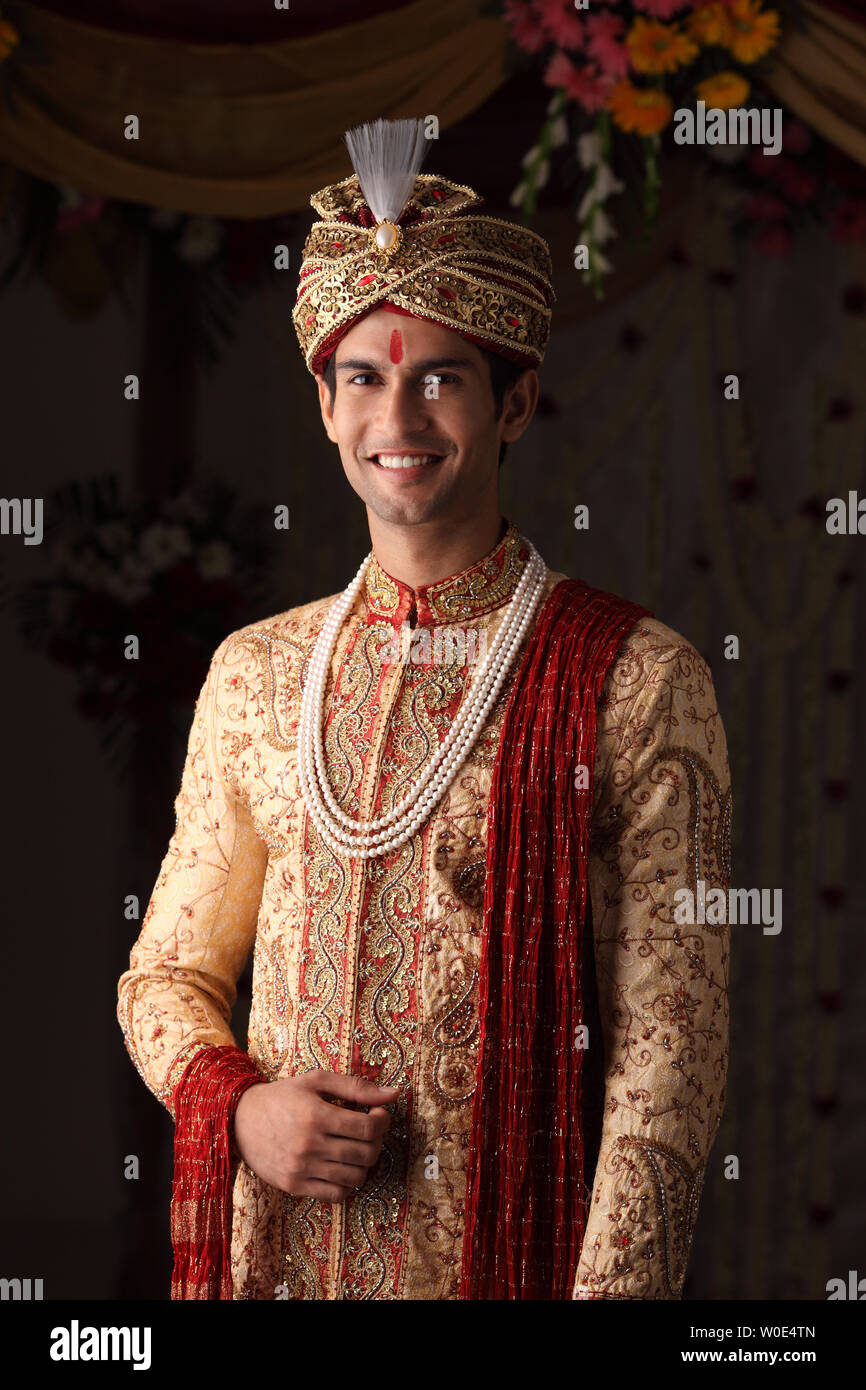 Portrait of an Indian groom wearing traditional clothing Stock Photo ...