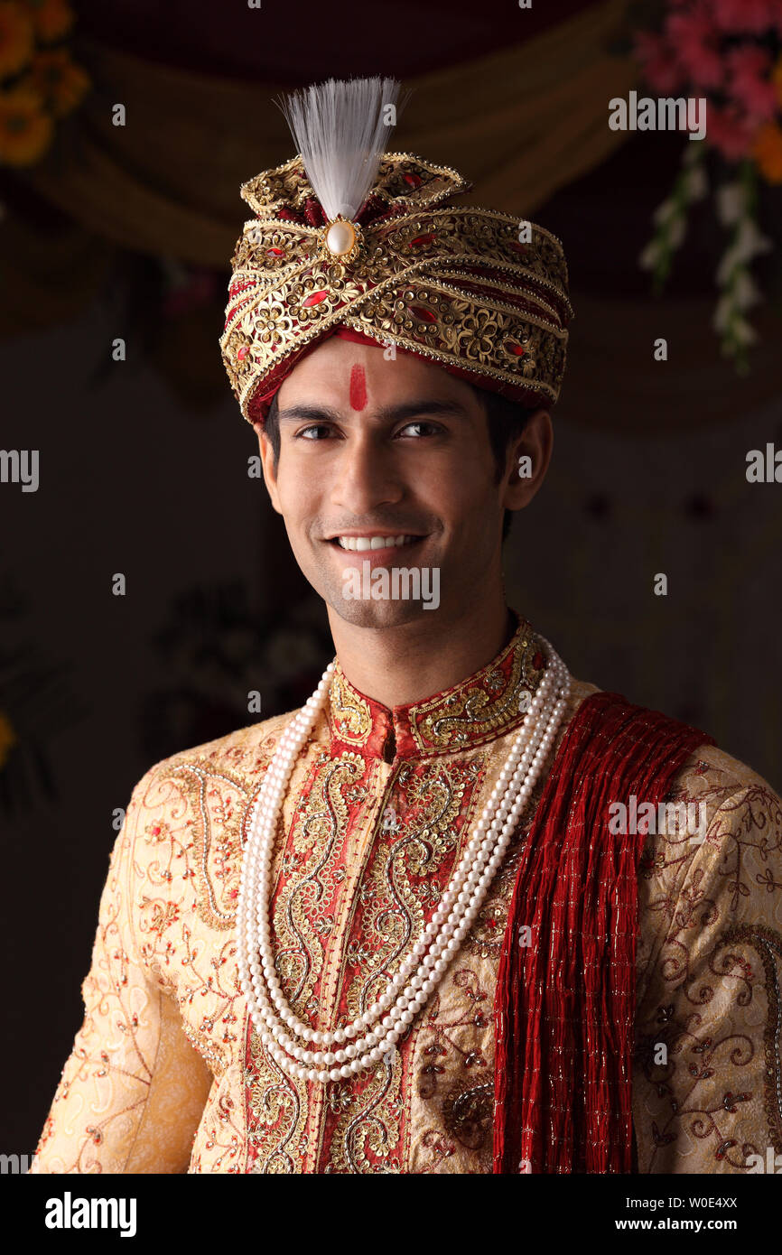 Portrait of an Indian groom wearing traditional clothing Stock Photo ...