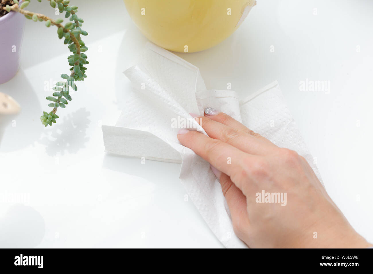 Hand cleaning with Paper Towel Stock Photo - Alamy