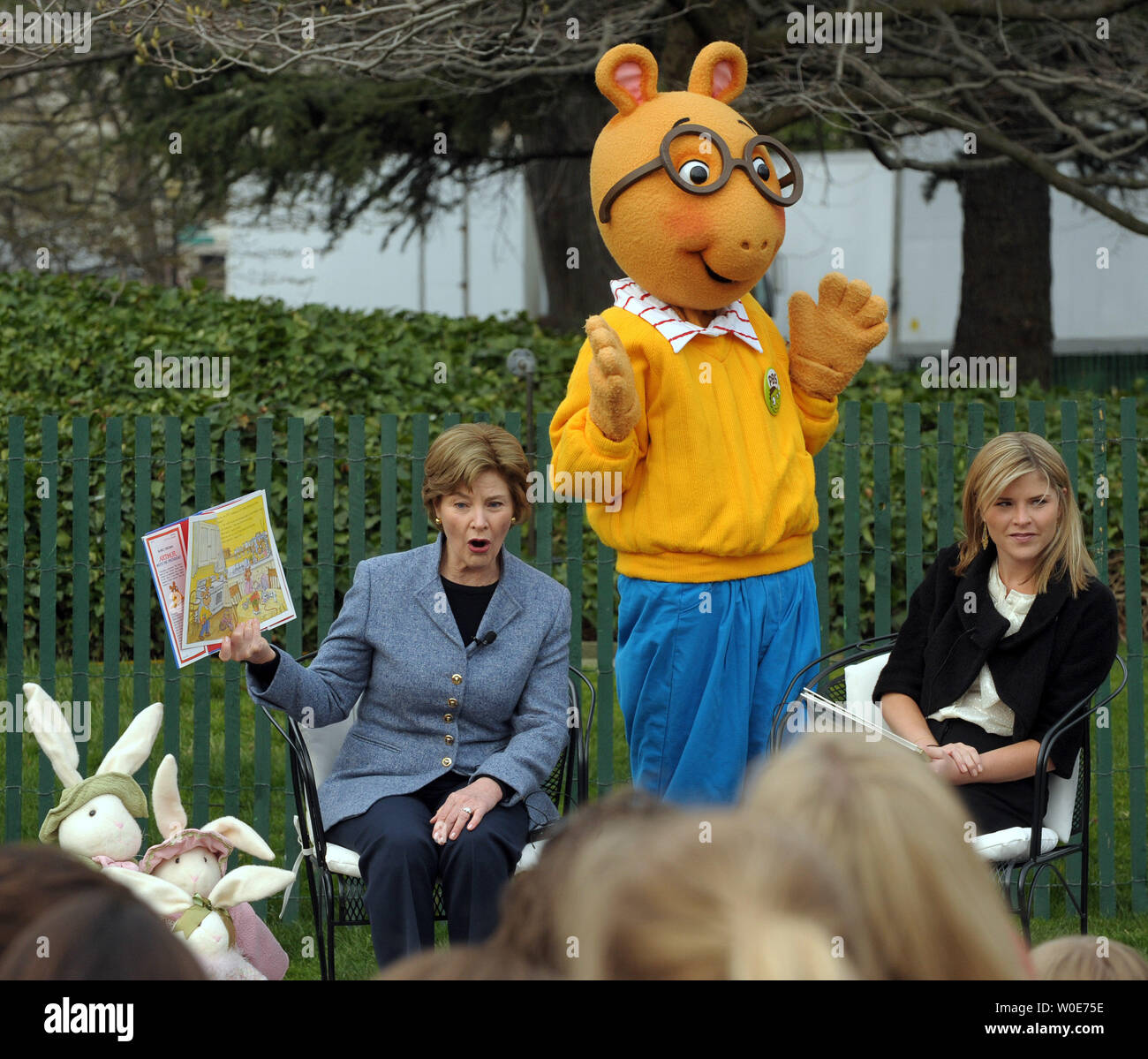 First Lady Laura Bush reads "Arthur Meets the President" as Arthur and ...