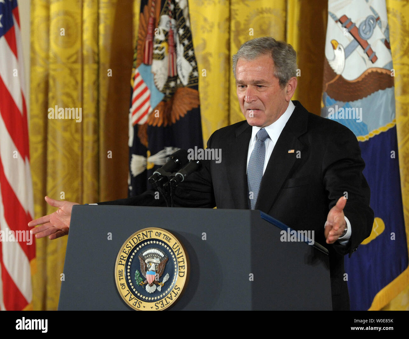 Bush speaks war in iraq hi-res stock photography and images - Alamy