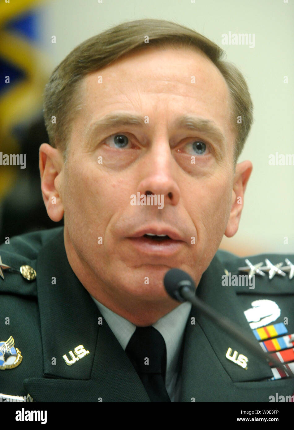Army Gen. David Petraeus (L), commander of the Multi-National Force ...