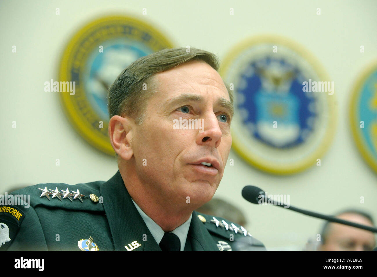 Army Gen. David Petraeus (L), commander of the Multi-National Force ...