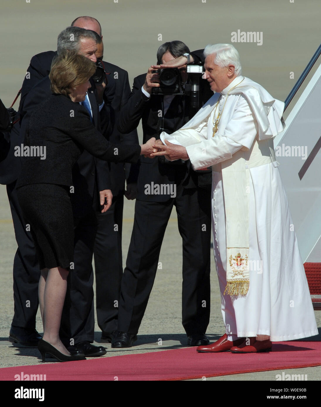 U.S. President George W. Bush and First Lady Laura Bush greet Pope ...