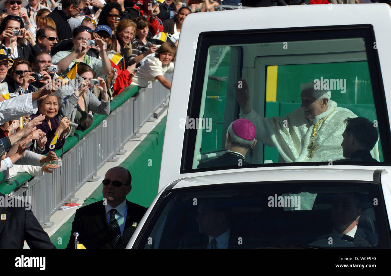 Pope mobile hi-res stock photography and images - Alamy