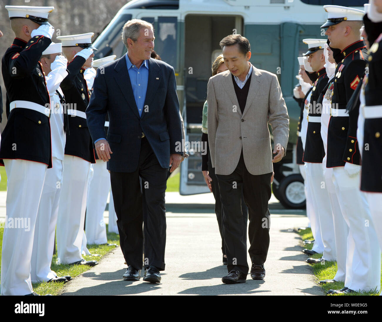 U.S. President George W. Bush (L) welcomes new Korean President Lee ...