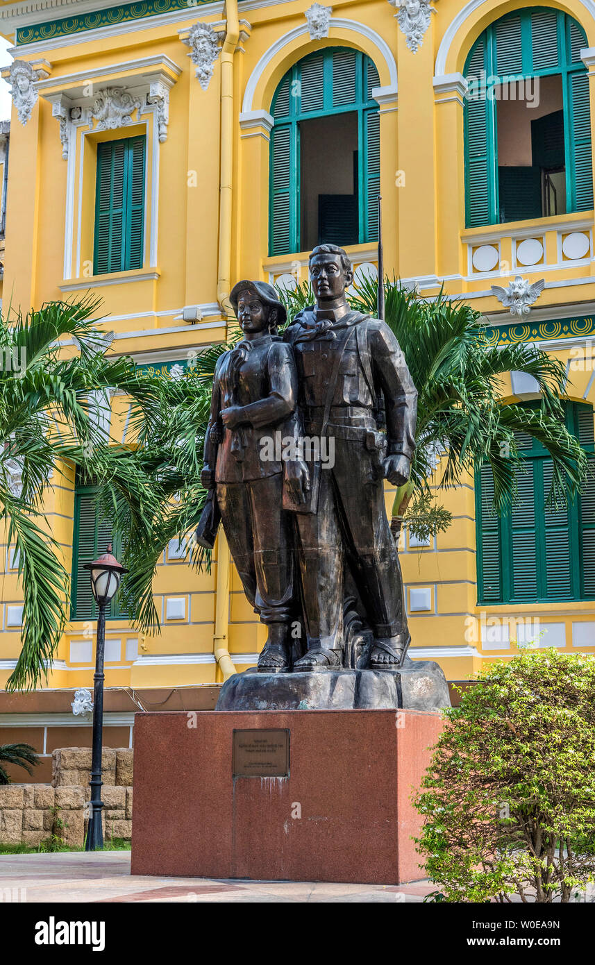 Vietnam, Ho Chi Minh Ville (Saigon), statue representing the soldiers ...