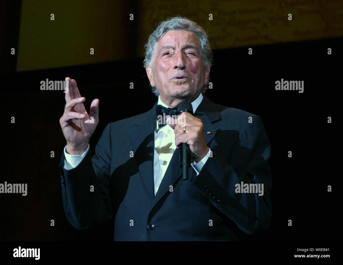 Tony Bennett performs at the Sons of Italy 20th anniversary gala in ...