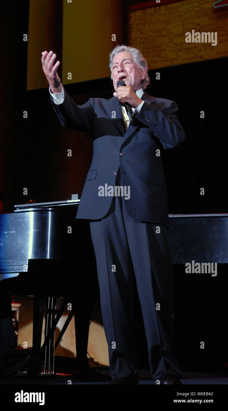 Tony Bennett performs at the Sons of Italy 20th anniversary gala in ...