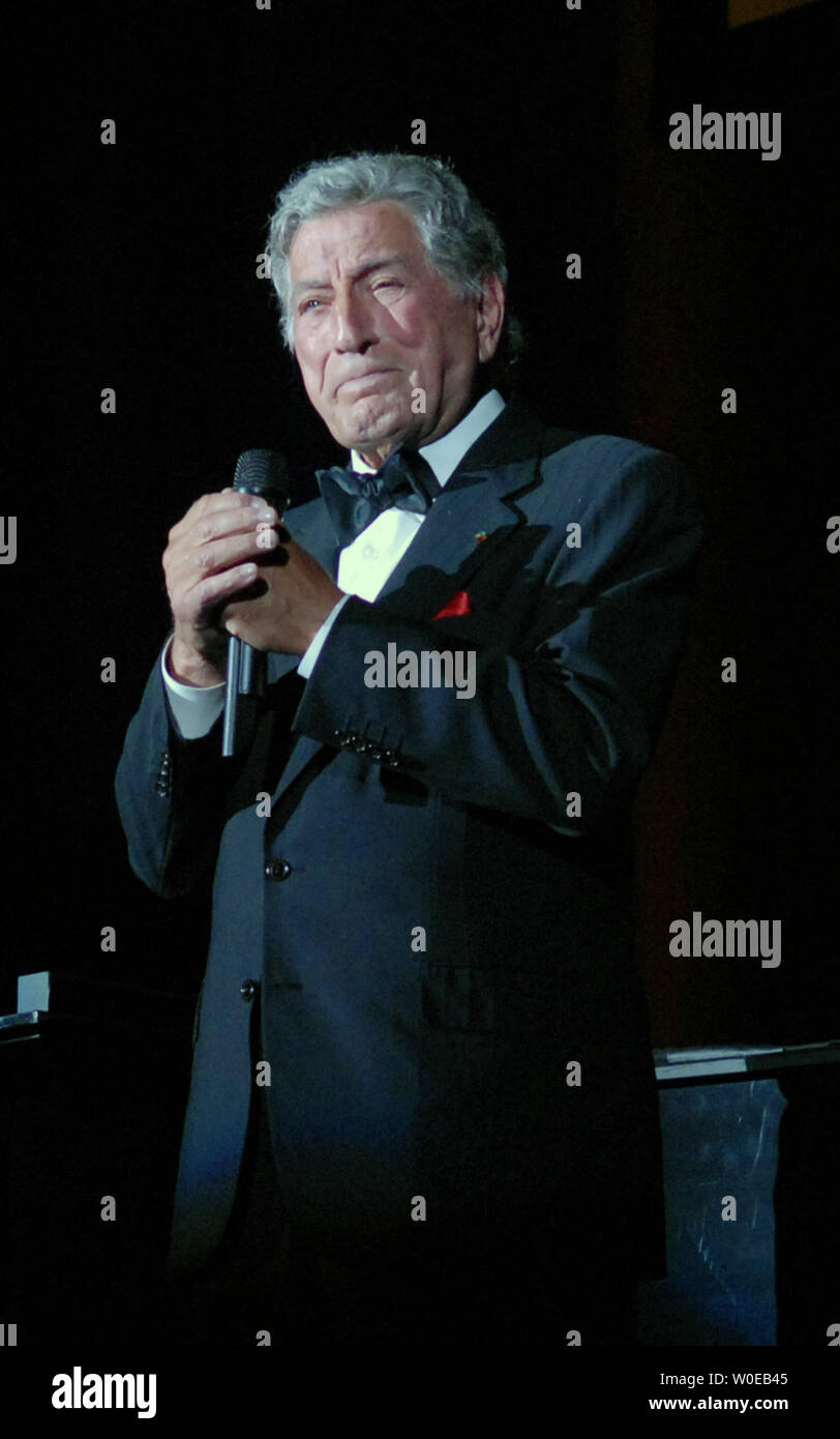 Tony Bennett performs at the Sons of Italy 20th anniversary gala in ...