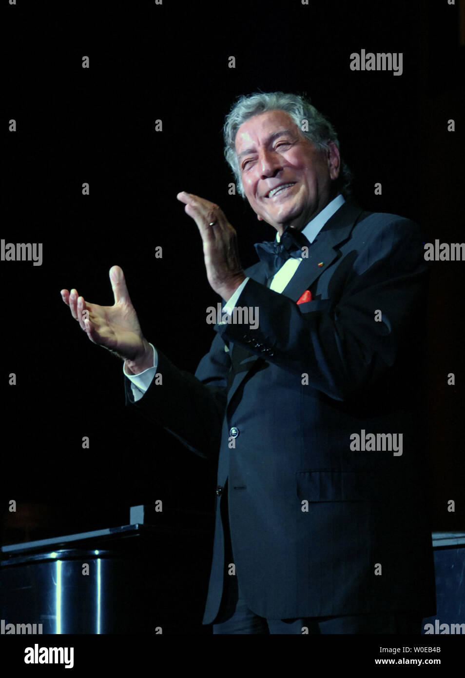 Tony Bennett performs at the Sons of Italy 20th anniversary gala in ...
