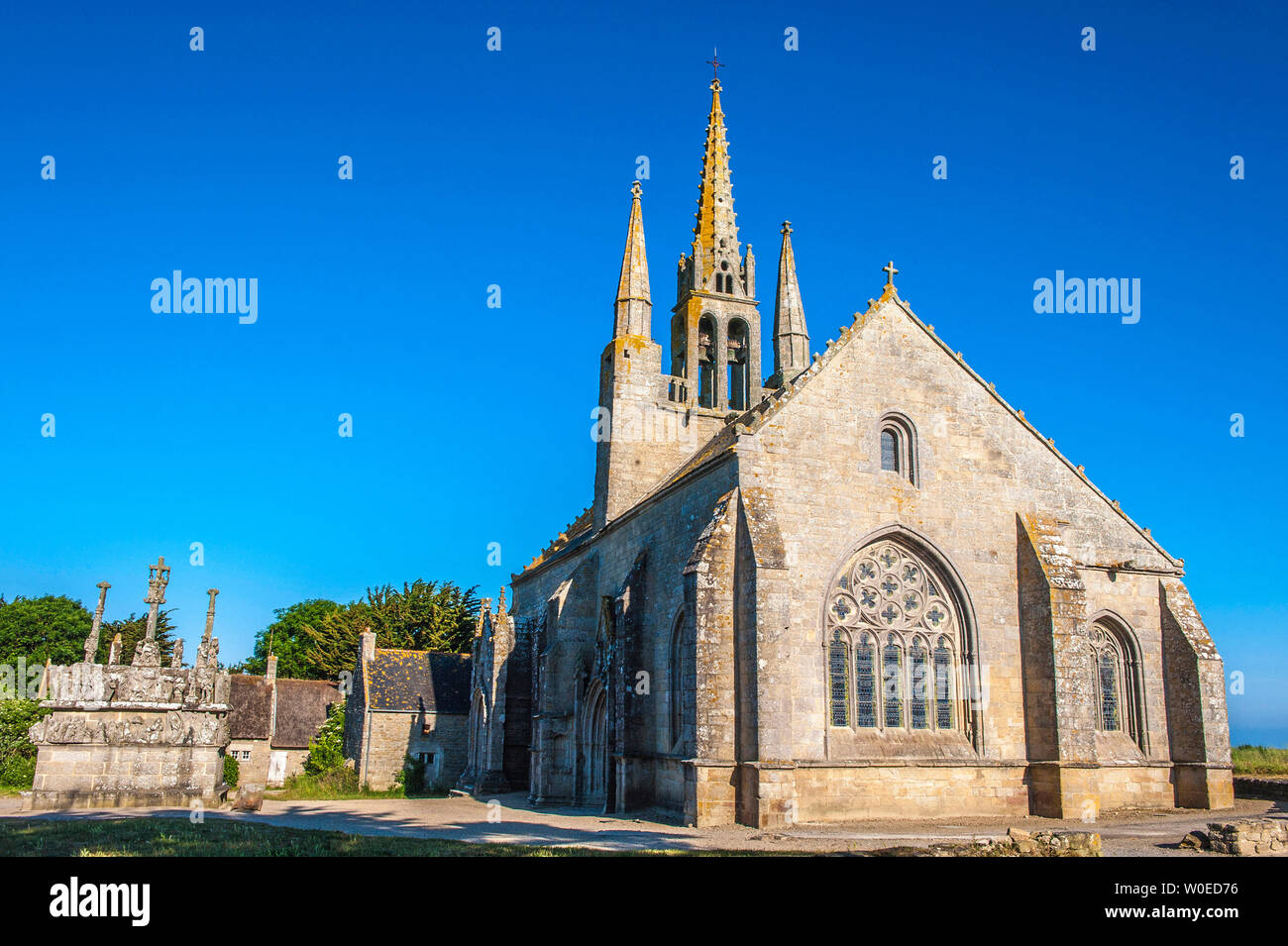 France, Brittany, Bay of Audierne, wayside cross and chapel of Notre ...