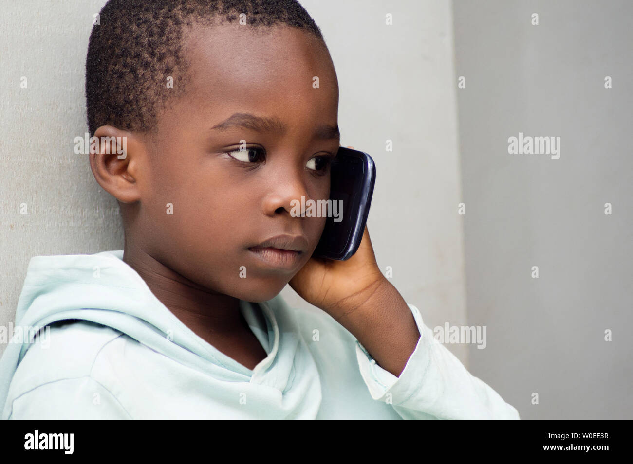 Mobile phone africa child hi-res stock photography and images - Alamy