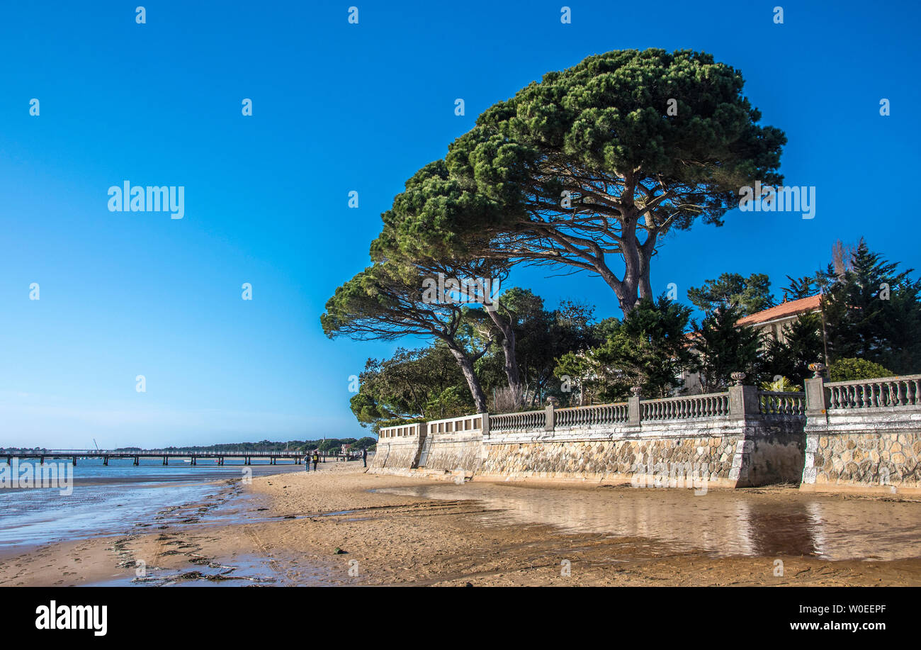 France, Arcachon Bay, Jetée d'Andernos-les-Bains beach and sea wall ...