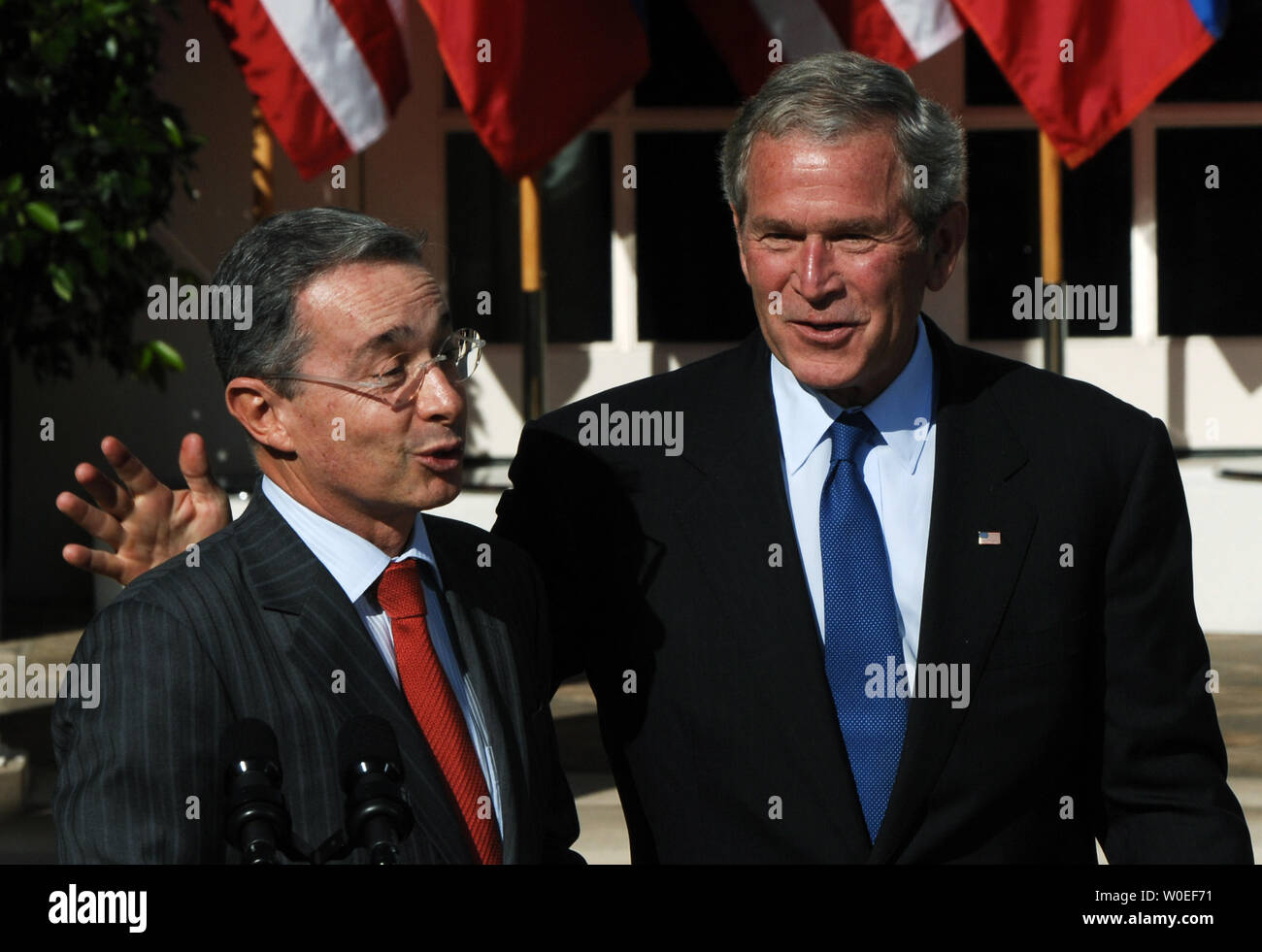 U.S. President George W. Bush (R) and Colombian President Alvaro Uribe ...
