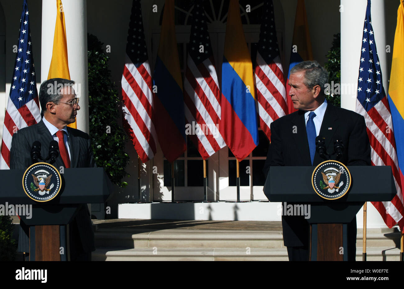 U.S. President George W. Bush (R) and Colombian President Alvaro Uribe ...