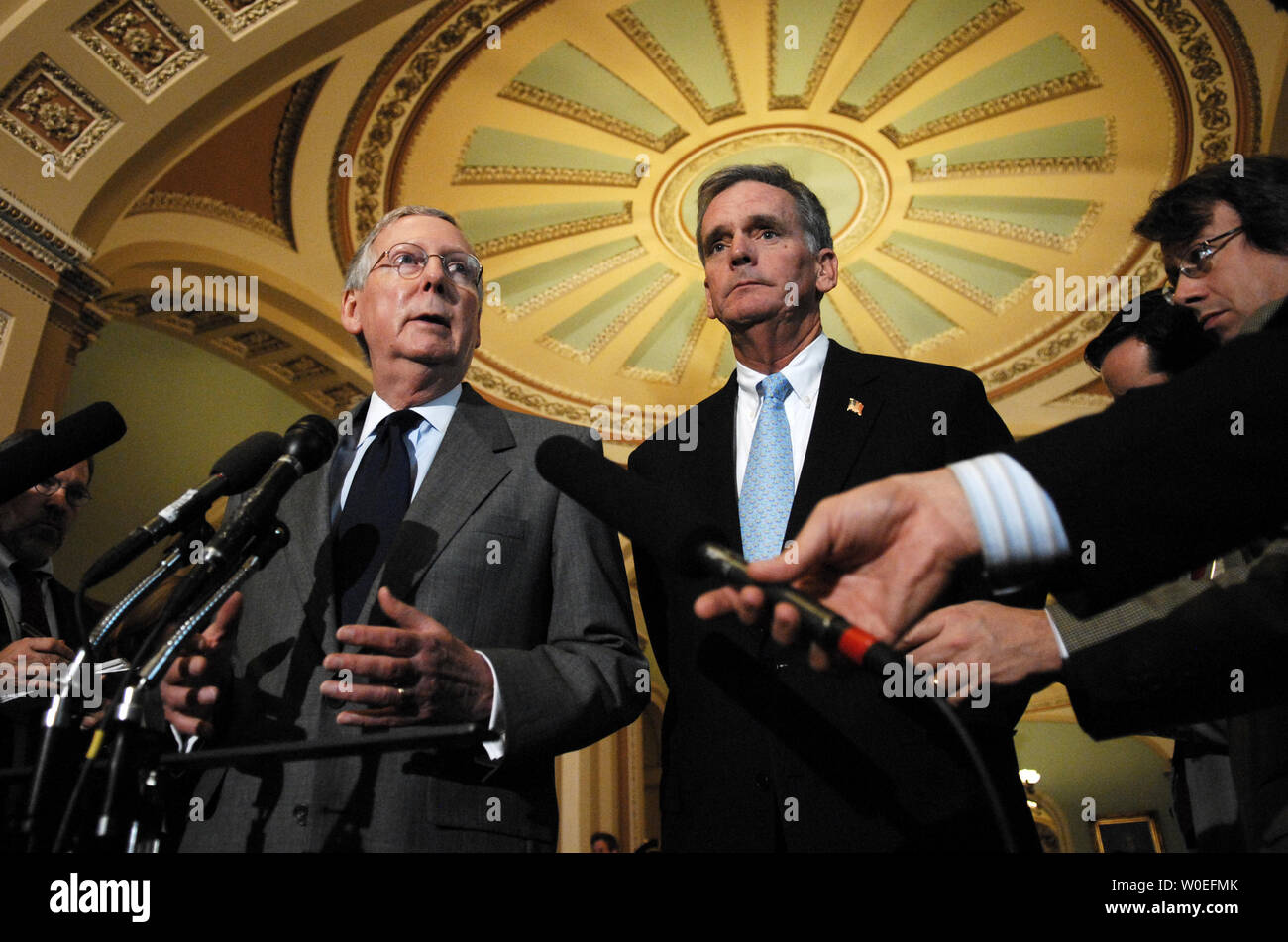 Senate Minority Leader Mitch McConnell (R-KY) (L) and Sen. Judd Gregg ...