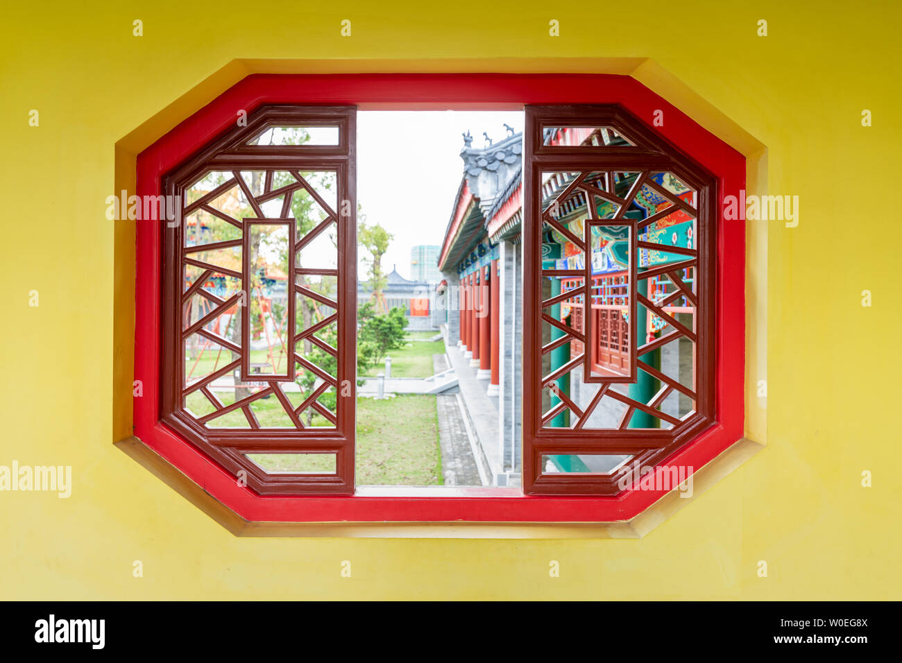 Vintage chinese window frame hi-res stock photography and images - Alamy