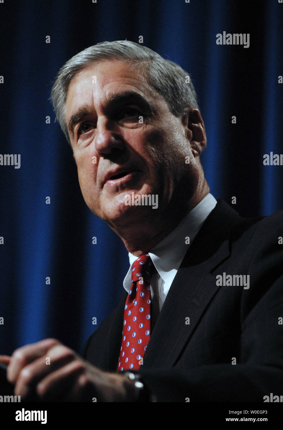 FBI Director Robert Mueller speaks at the graduation ceremony for ...