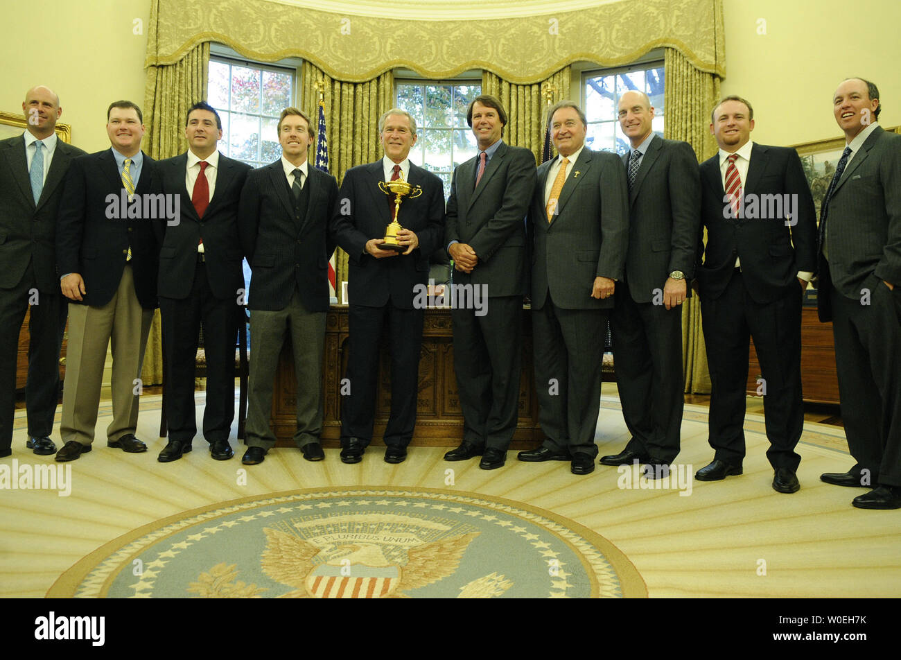 U s president george bush poses hi-res stock photography and images - Alamy