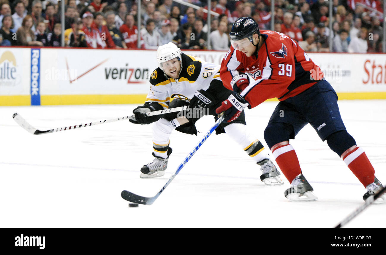 Washington Capitals David Steckel (39) takes the puck past Boston ...