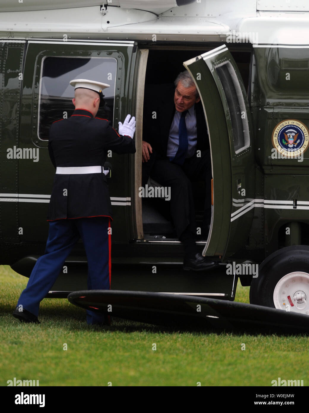 U.S. President George W. Bush disembarks Marine One on the South Lawn ...