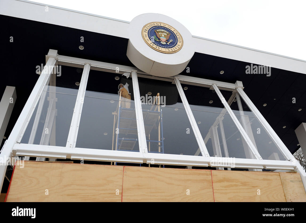 A construction workers polishes the glass inside the Presidential ...