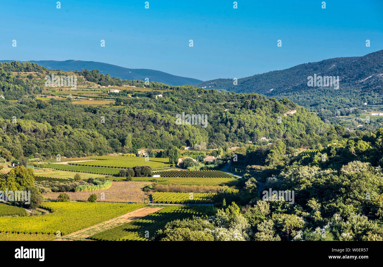 France, Lubéron, Vaucluse, the Lubéron mountain seen from Ménerbes ...