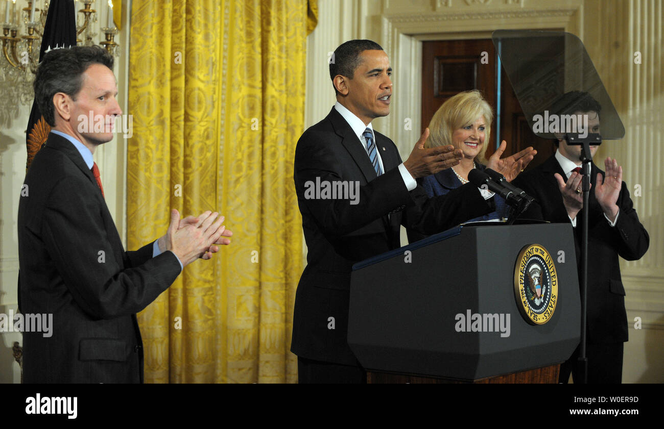 U.S. President Barack Obama and Treasury Secretary Timothy Geithner (L ...