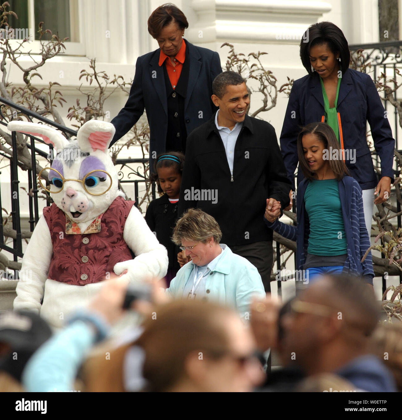 The First Family and Easter Bunny walk down the steps of the South ...