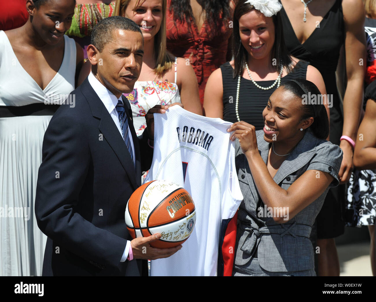 President Barack Obama receives a jersey and a basketball from Renee ...