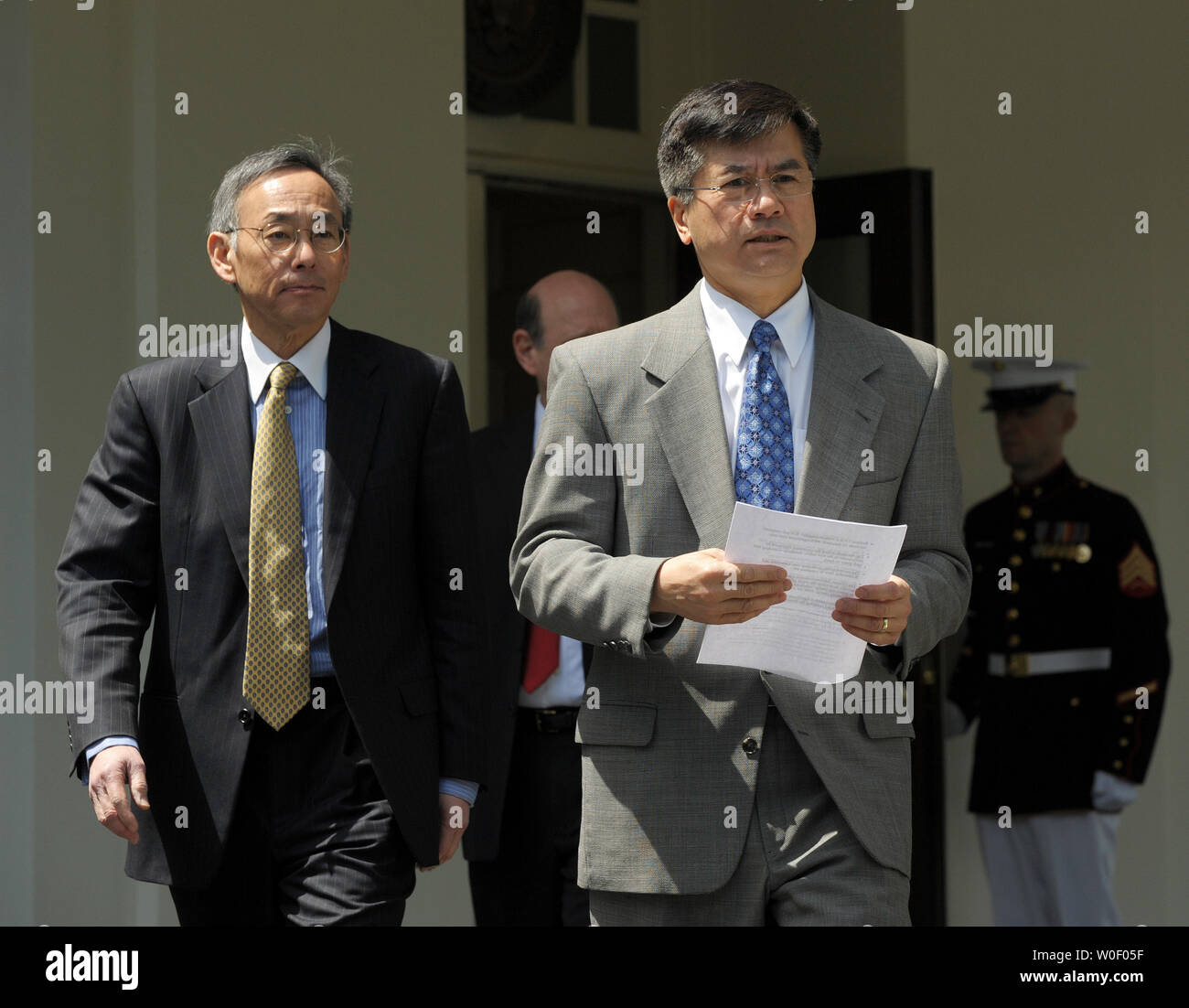 Energy Secretary Steven Chu (L) and Commerce Secretary Gary Locke ...