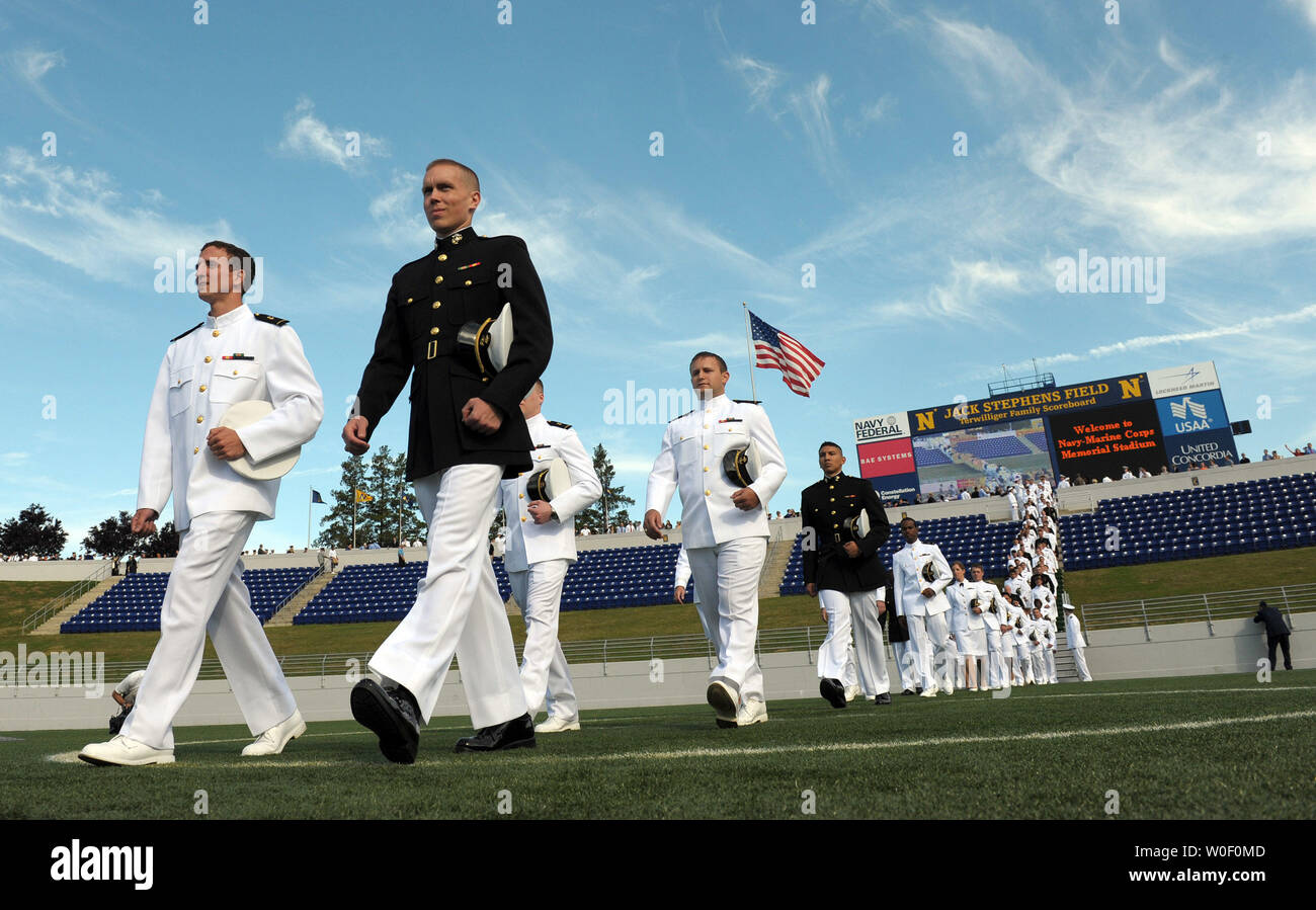 Graduating Midshipmen arrive for the U.S. Naval Academy Graduation and ...