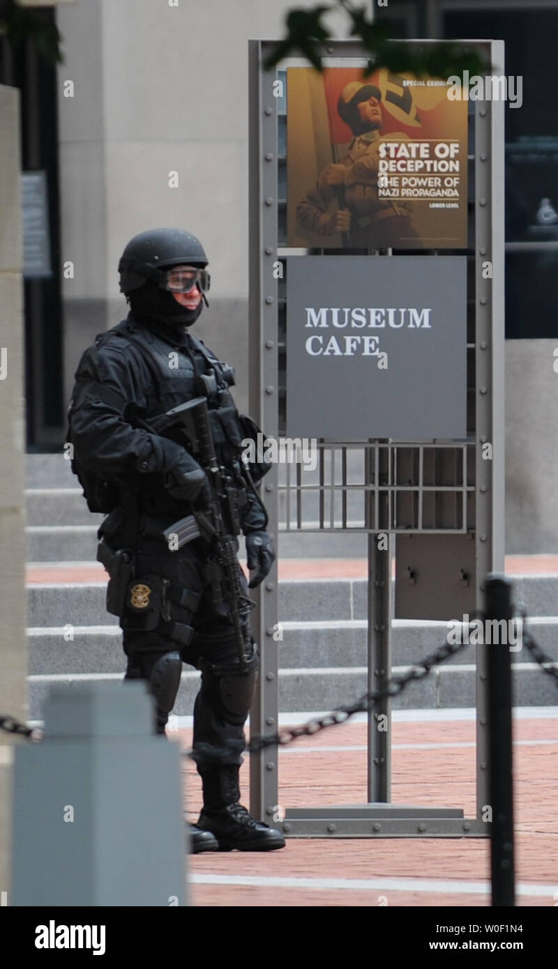 S w a t police hi-res stock photography and images - Alamy