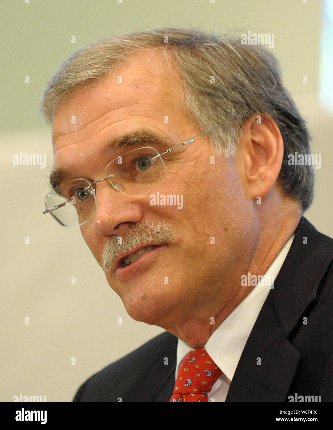 Robert Groves speaks after he was sworn in as the 23rd director of the ...