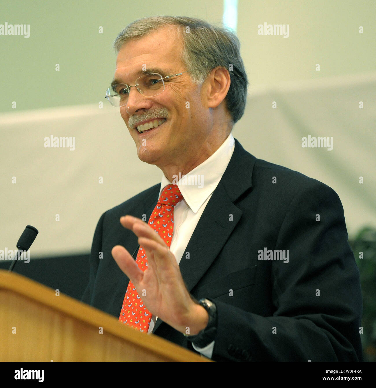 Robert Groves speaks after he was sworn in as the 23rd director of the ...