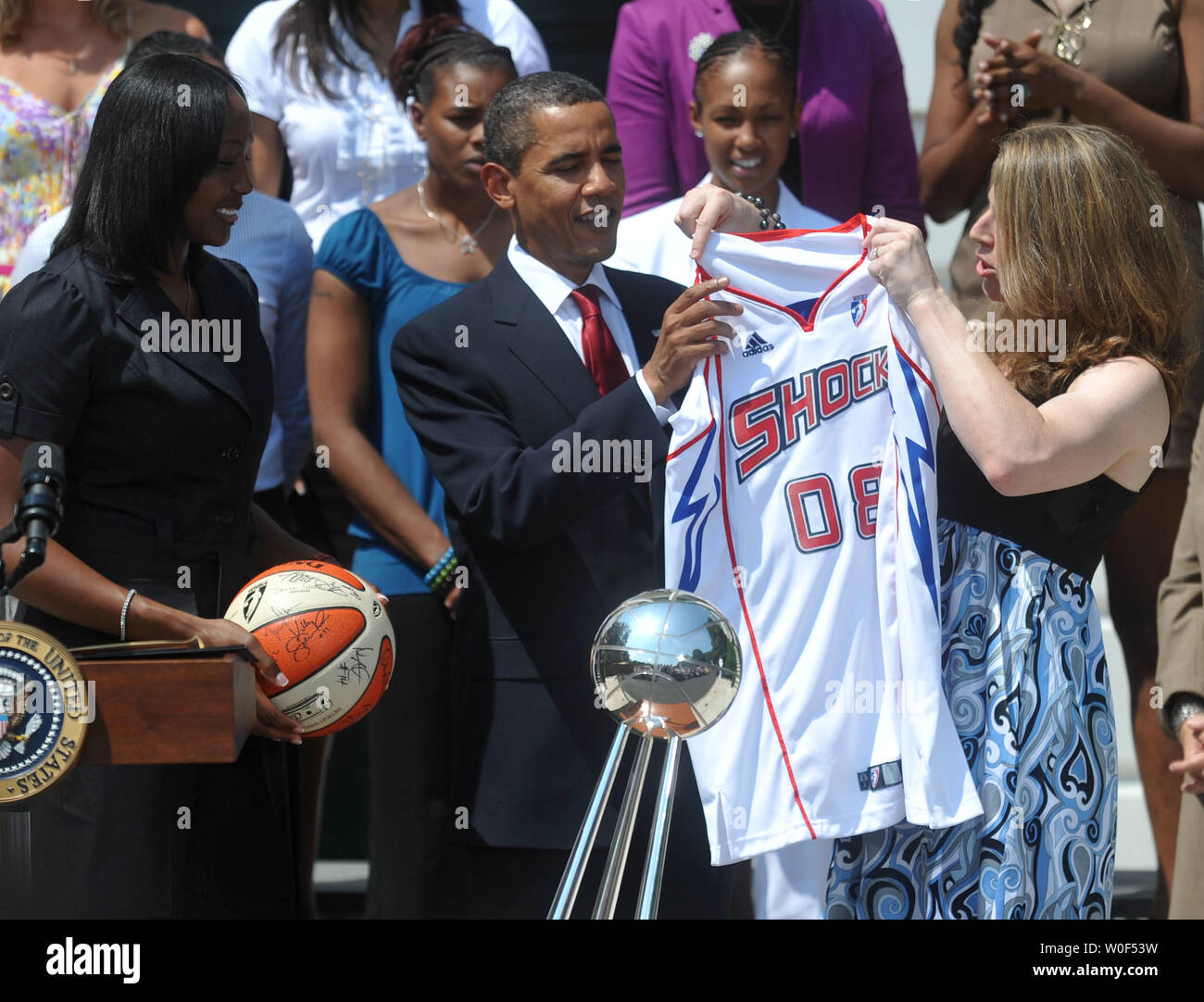 President Barack Obama receives a personalized jersey and basketball ...