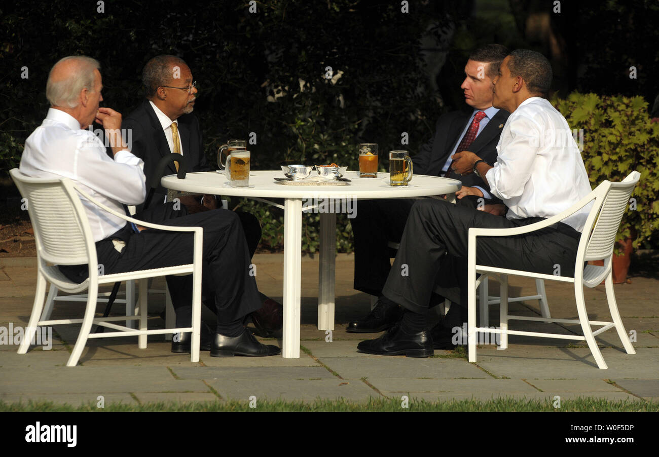 U.S. President Barack Obama (R) and Vice President Joe Biden (L) have a ...