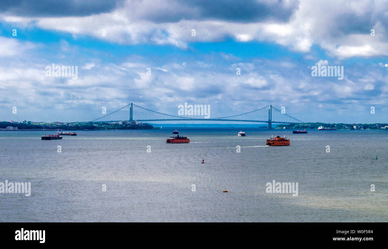USA, New-York City, Upper Bay, Verrazano-Narrows Bridge between ...