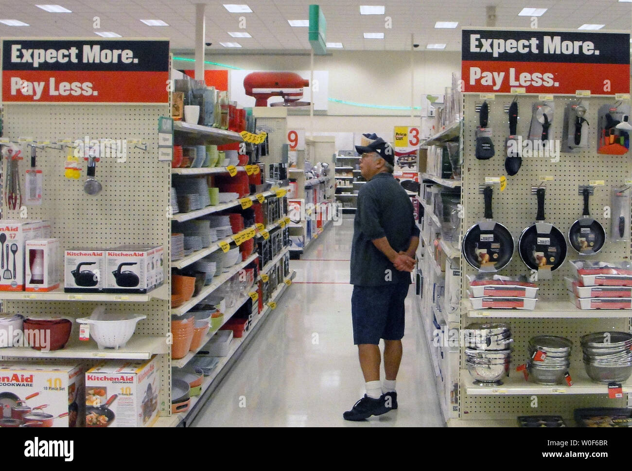 Target department store virginia hi-res stock photography and images ...