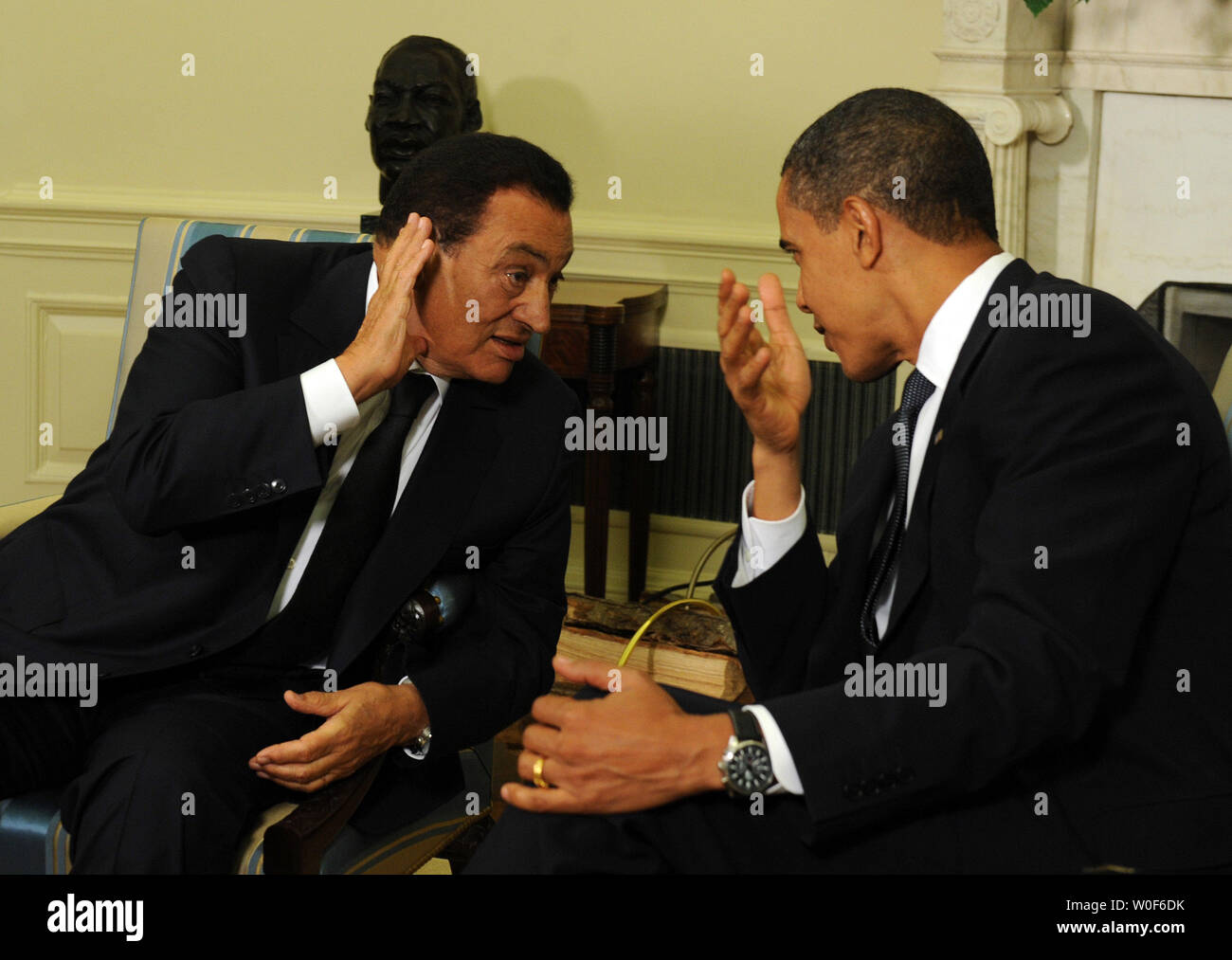 U.S. President Barack Obama meets with Egyptian President Hosni Mubarak ...