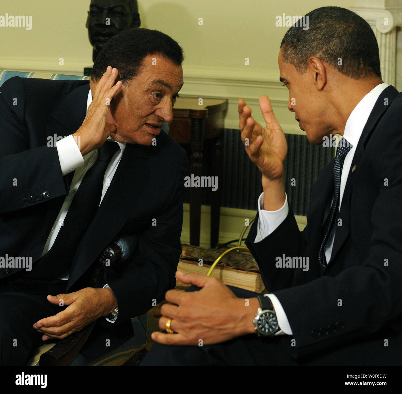 U.S. President Barack Obama meets with Egyptian President Hosni Mubarak ...