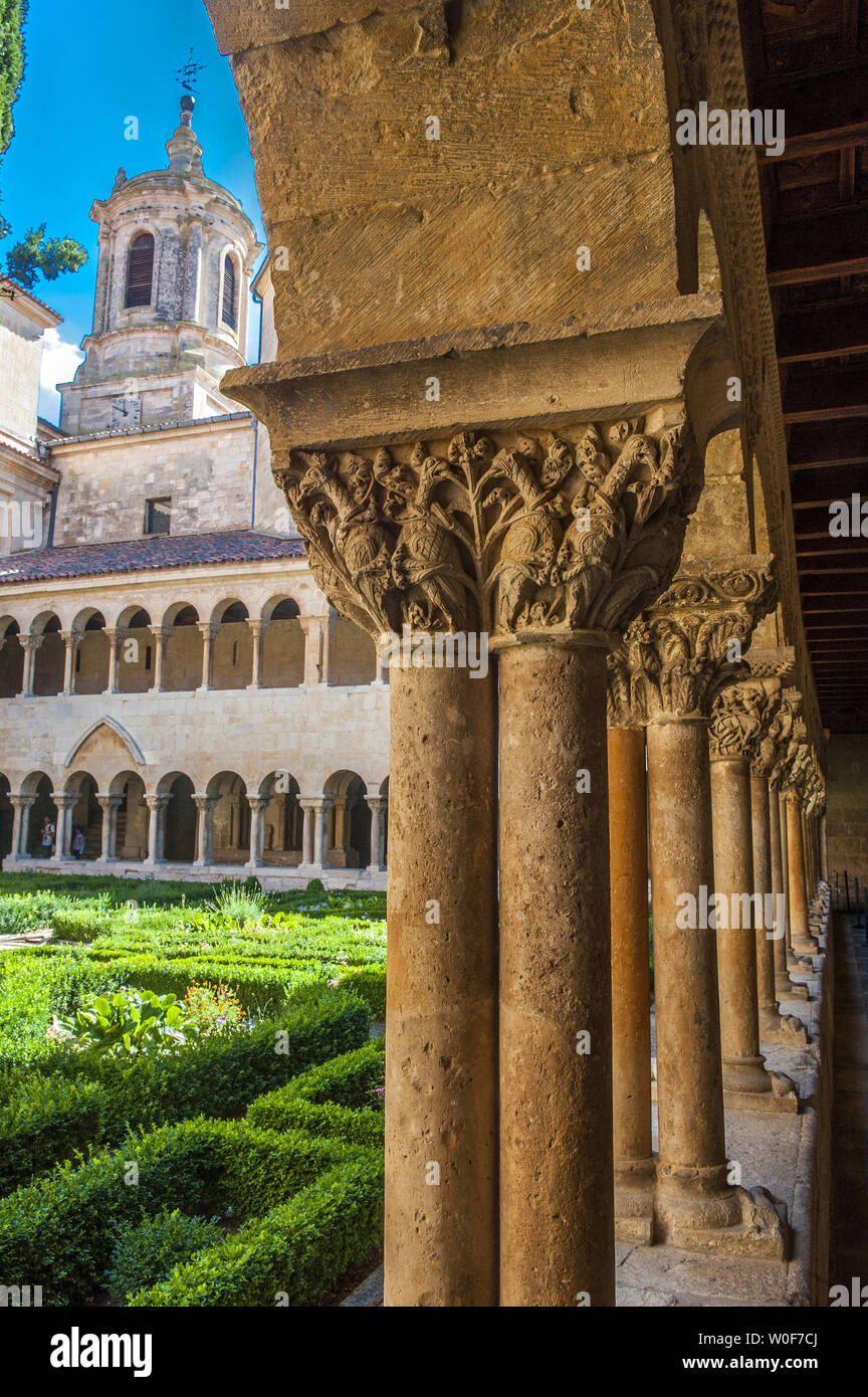 Sculpted capitals hi-res stock photography and images - Alamy