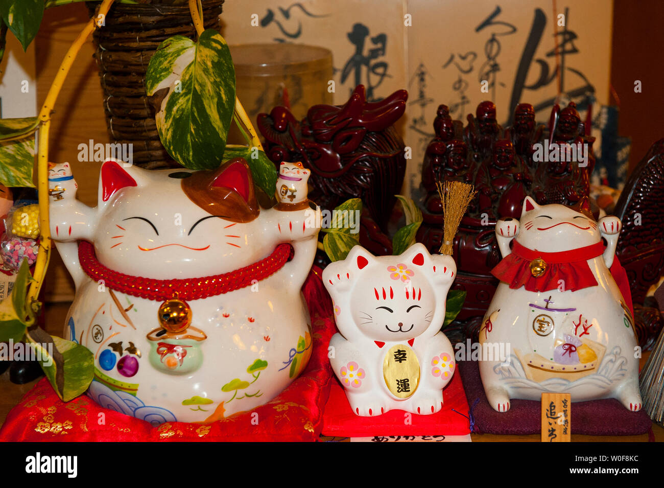 Maneki neko the beckoning cat In a restaurant, Kawaguchiko, Japan Stock ...
