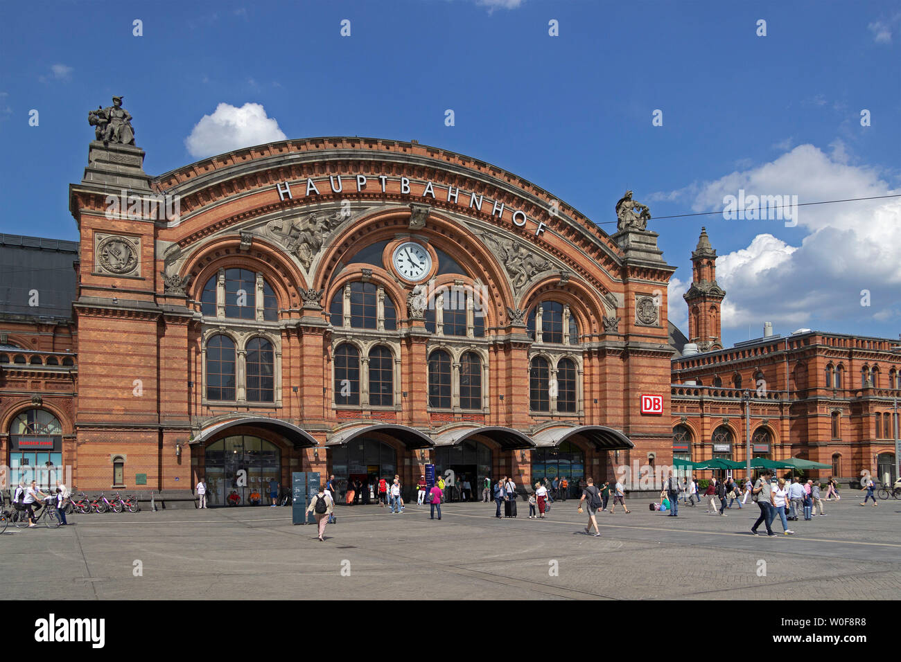 Bahnhof bahnhofsvorplatz hi-res stock photography and images - Alamy